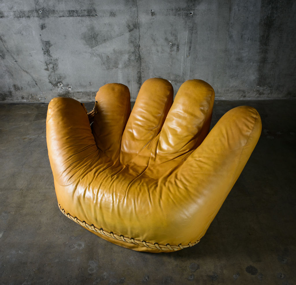 DE PAS, D'URBINO, & LOMAZZI "JOE" BASEBALL GLOVE CHAIR - JF Chen